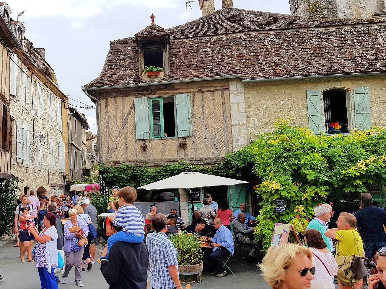 Markt op zondag in de Dordogne. Issigeac is het zeker waard!
