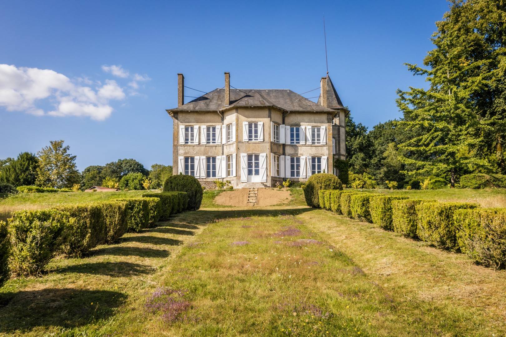 Book now Chateau Vicq sur Breuilh at Dordognemaison.com
